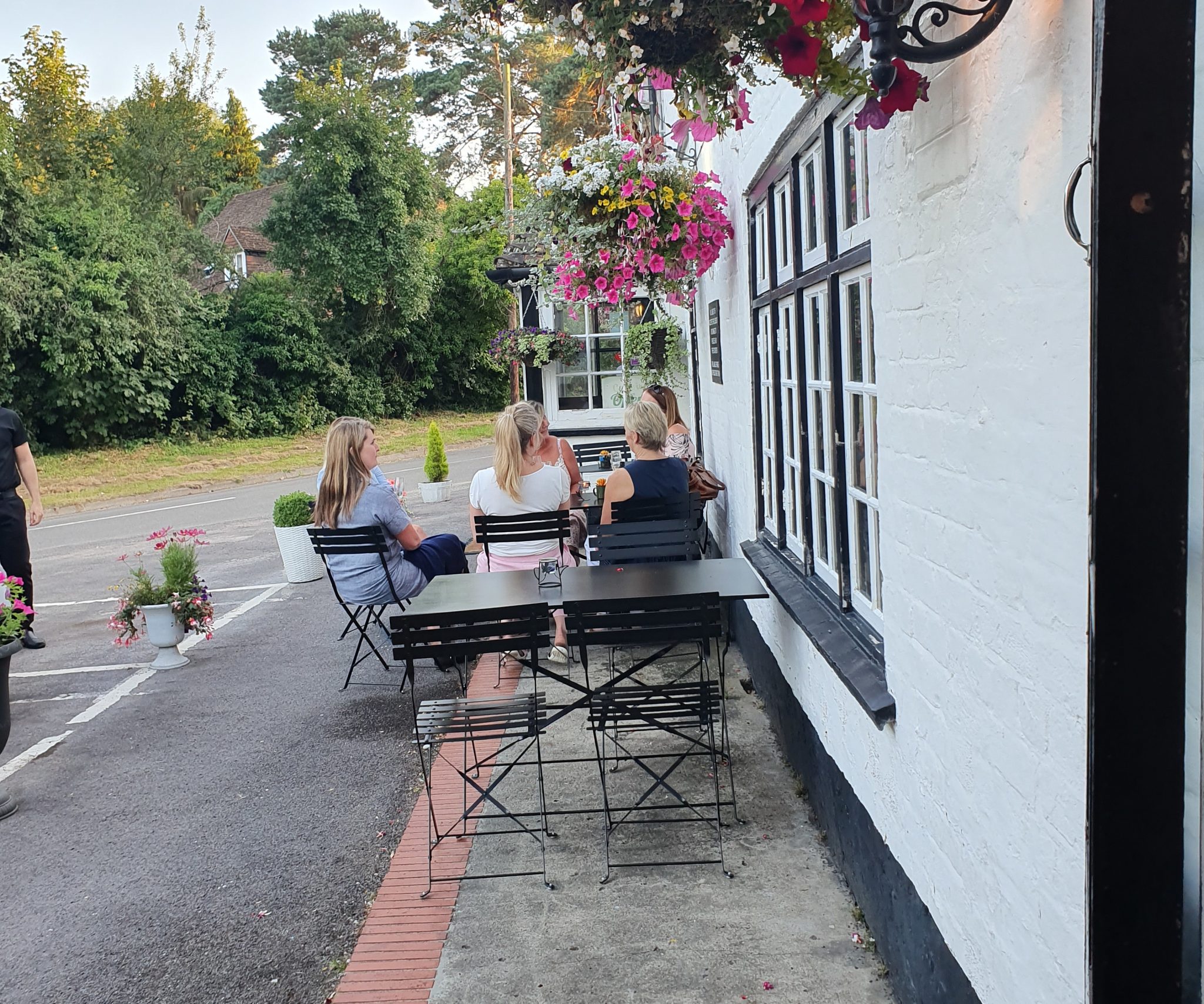 The Queens Head Pub, Country Pub in Dogmersfield, near Fleet, Hampshire